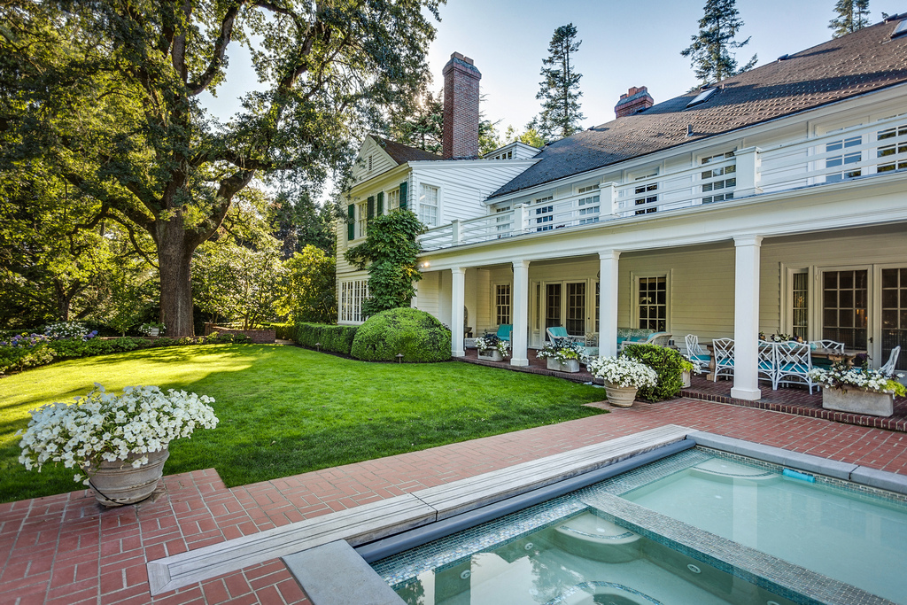 A Beautiful Home In Portland's Dunthorpe Neighborhood By LUXE Christie ...