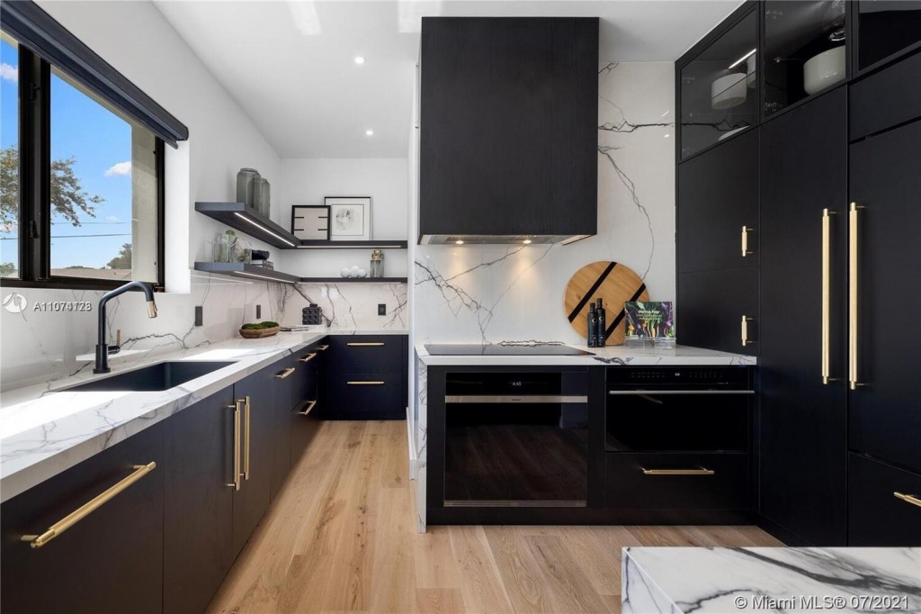 Pedini Miami Presents Shenandoah's Ultimate Luxurious Pool And Garden Oasis