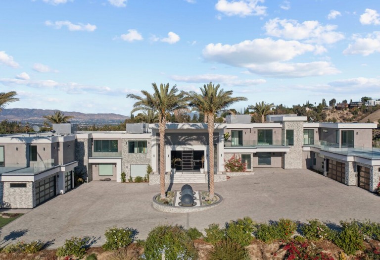 Ernie Carswell Presents A Luxurious Estate In Woodland Hills - Haute ...