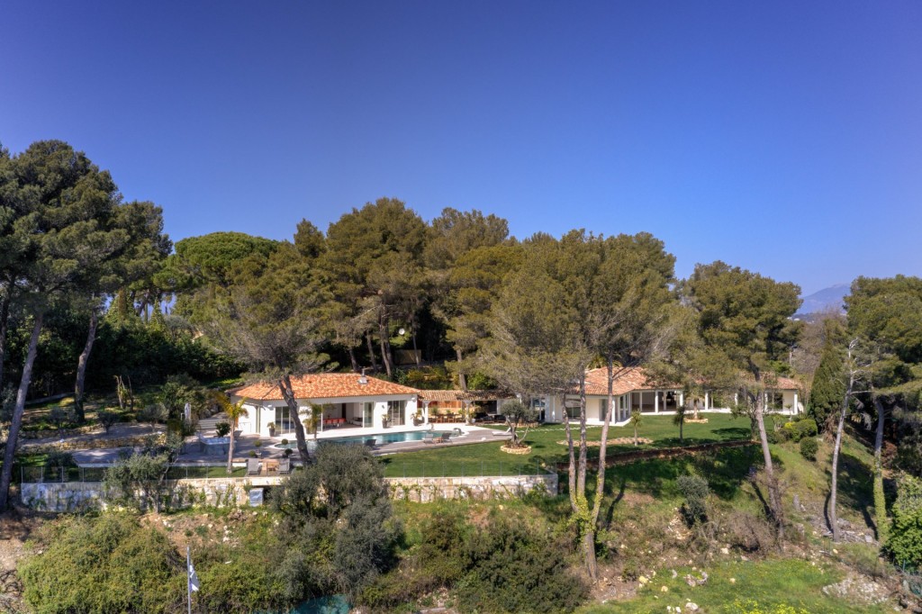 Carlton International Presents An Exceptional Estate With Panoramic ...