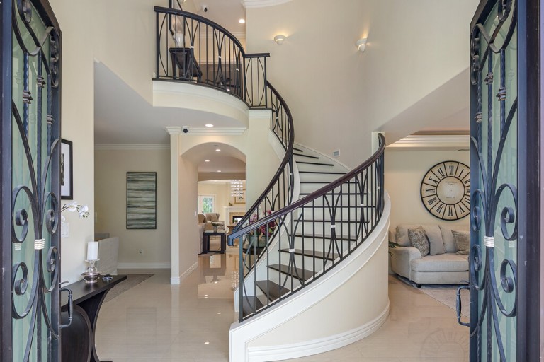 The Holcomb+Durkovic Group Presents A Luxurious Completely Remodeled ...