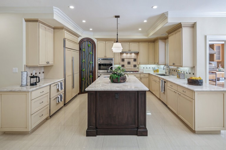 The Holcomb+Durkovic Group Presents A Luxurious Completely Remodeled ...