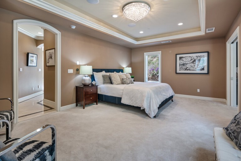 The Holcomb+Durkovic Group Presents A Luxurious Completely Remodeled ...