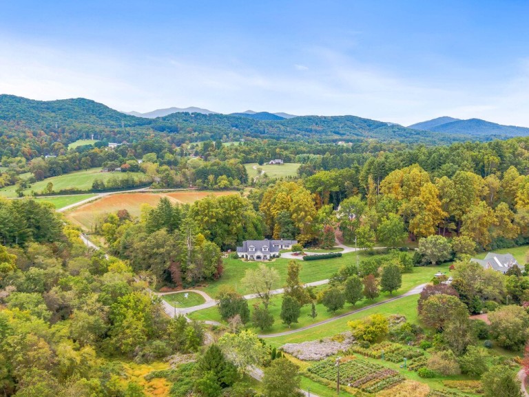 Laura Livaudais Presents A Fantastic Residence In Mills River - Haute ...